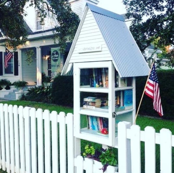 15 Little Free Library Book Boxes That Match the Houses Behind Them ...